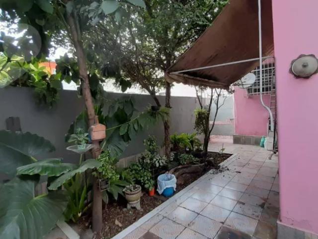 Excelente casa linear no Centro de Niterói! 3 quartos sendo 2 suítes, com 3 vagas de garagem
