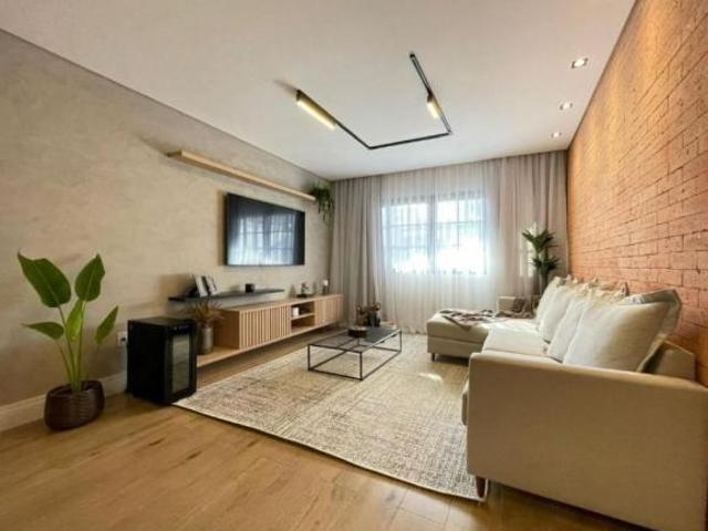 Excelente casa mobiliada, de 3 dormitórios sendo 1 suíte, 3 banheiros, sala, cozinha, 4 vagas de gar