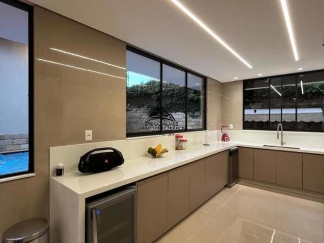 EXCELENTE CASA, MODERNA COM 3 QUARTOS, PISCINA, 4 VAGAS NO BAIRRO GUARUJÁ EM BETIM