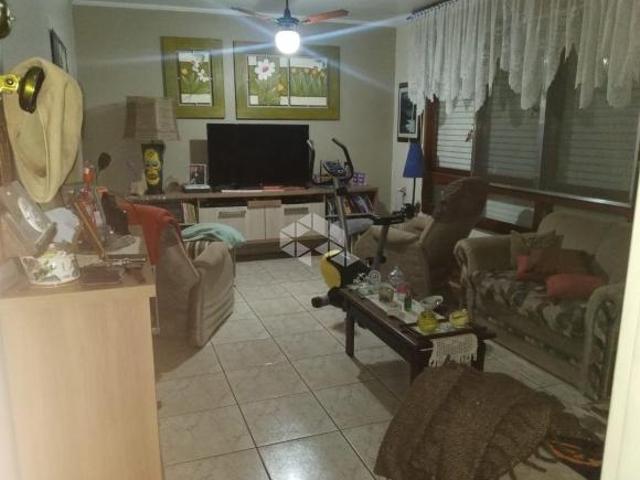 Excelente Casa muito bem localizada próxima Avenida Sertório, com 3 dormitórios, suíte e 3 vagas
