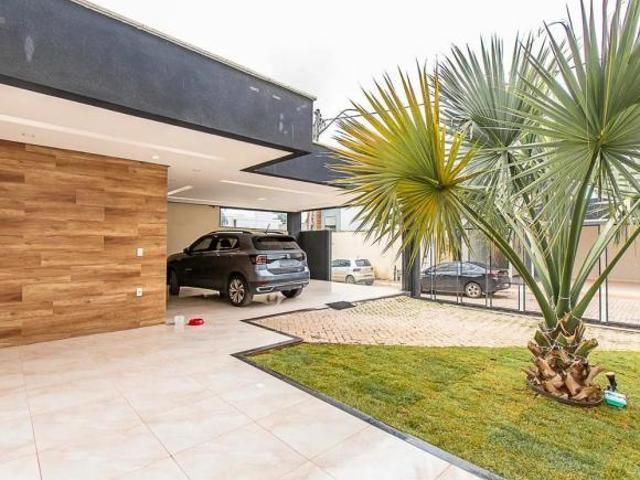 Excelente Casa na Colônia Agrícola Rua 3, Condomínio, Lote 300m2, 3 Suítes, Piscina e Churrasqueira