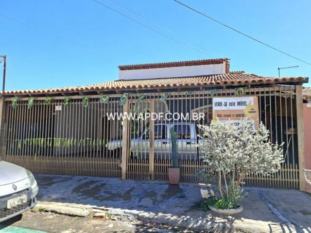 Excelente Casa na QNL 23 ao lado Shopping JK, 4 Quartos, sendo 3 suítes, 2 vgs
