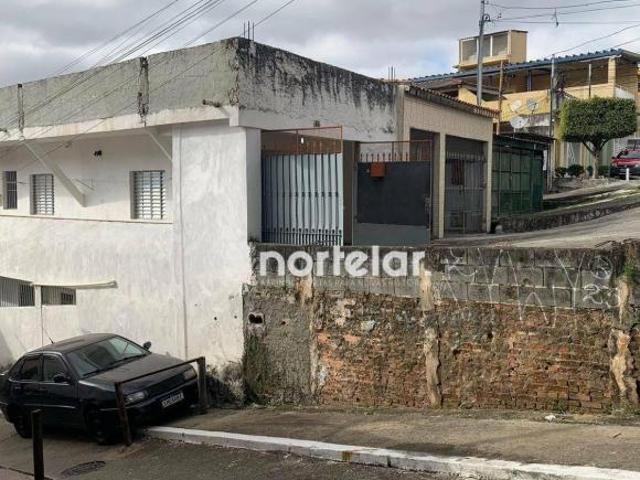 EXCELENTE CASA Na Rua Nicolas Adam, 2 dormis, vaga de garagem pra 1 carro com corredor lateral, sal
