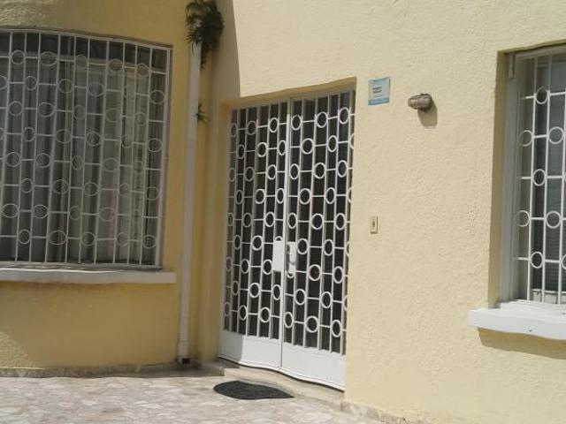 Excelente casa no bairro do Pacaembú, 08 salas, 04 vagas, excelente localização