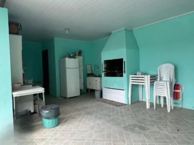 Excelente casa no Belém Novo, com terreno de 197m² e 98m² de área construída. O imóvel conta com aco