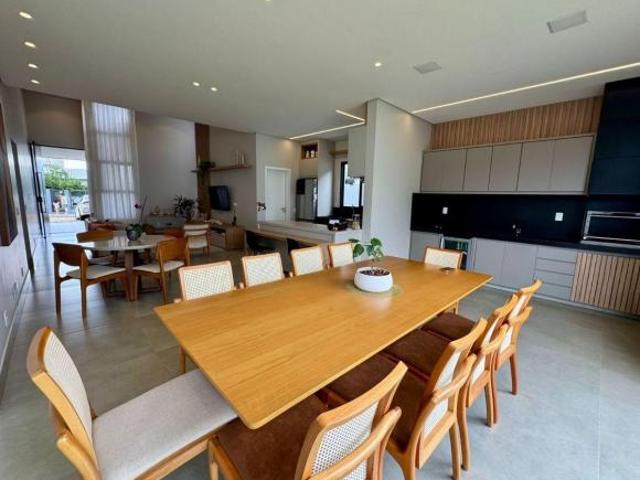 Excelente casa no condomínio Alto Boa Vista, com três suítes, PORTEIRA FECHADA!