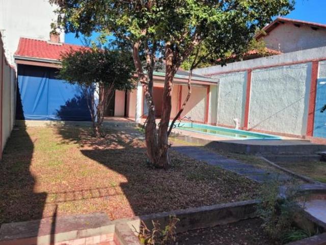 Excelente casa no Jardim Terras de São João / 04 quartos sendo 03 suítes / Piscina aquecida / Área g
