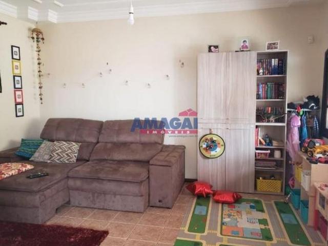 Excelente casa no Jardim Terras de São João