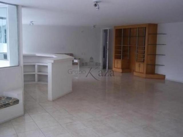 EXCELENTE CASA no Morumbi com 800M² em terreno de 1.890M² com 4 dormitorios, sendo 2 suites e 9 vaga