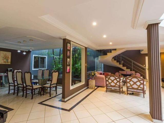EXCELENTE CASA NO PARK WAY