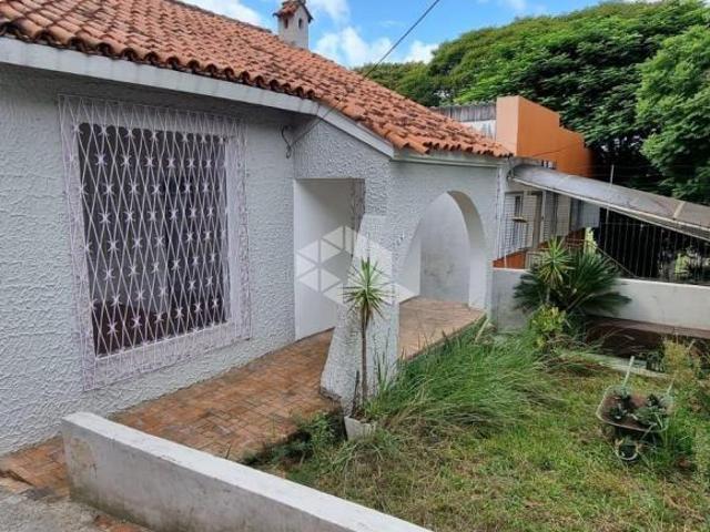 Excelente casa para fins residencial ou comercial reformada com dois dorm e pátio para 10 carros