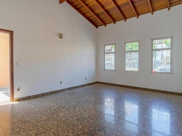 Agradável casa para venda e locação em Vila Mutton com 3 quartos, sendo 1 suíte, 222m²