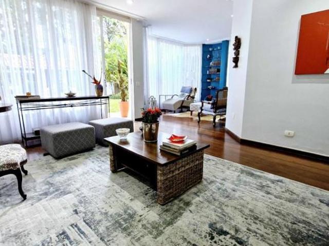 Versátil casa para venda em Alto Da Boa Vista com 4 quartos, sendo 4 suítes, 395m²