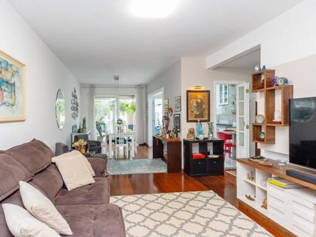 Confortável casa para venda em Campo Belo com 3 quartos, sendo 1 suíte, 187m²