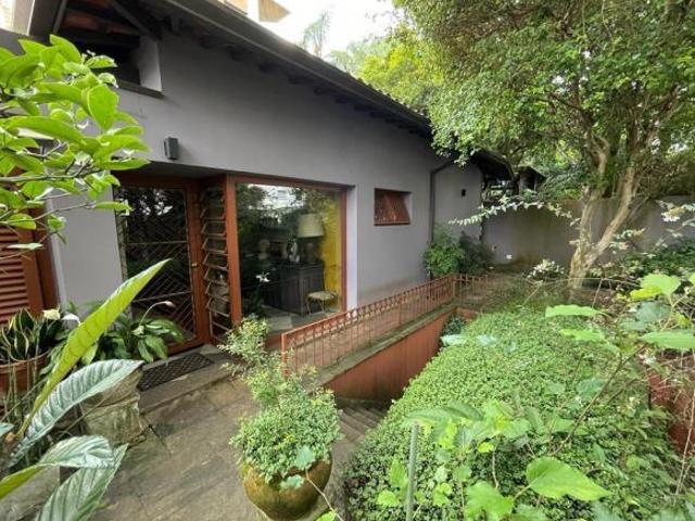 Atraente casa para venda em Real Parque com 2 quartos, sendo 2 suítes, 293m²