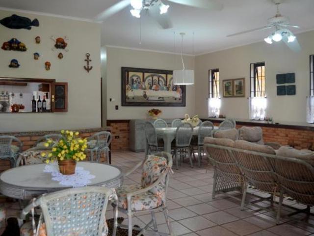 Versátil casa para venda em Vila Anhaguera com 7 quartos, sendo 2 suítes, 284m²
