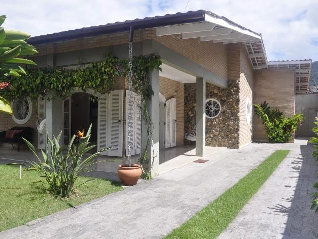 Excelente casa para 12 pessoas na praia da Enseada Ubatuba. 100 metros da praia