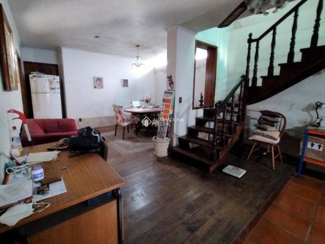 Excelente casa próxima ao Bourbon Shopping Wallig com 04 Dormitórios, garagem coberta para 02 carro