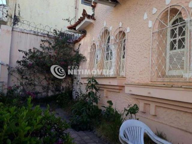 Excelente Casa Recuada com Jardim e Frente em Gradil à Venda no Floresta