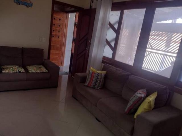 Excelente casa reformada de 02 dormitórios, 02 vagas de garagem. O imóvel está localizado no Vilamar