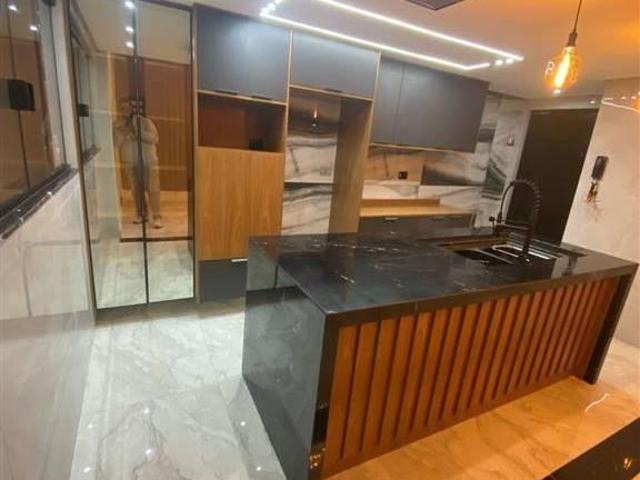 Excelente casa reformada de 03 dormitórios, sendo 01 suíte, 02 vagas de garagem e piscina aquecida