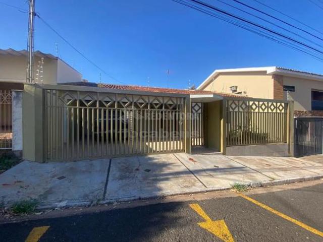 Excelente Casa Residencial para Locação/Venda 3 Dormitórios / Santos Dumont