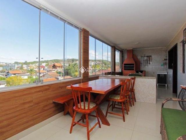 Excelente casa semimobiliada no Bairro Cavalhada, possui 4 quartos, sendo 2 suítes