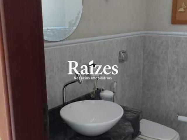 Excelente casa sobrado no Santa Mônica com 4/4 sendo 1 suíte com hidromassagem