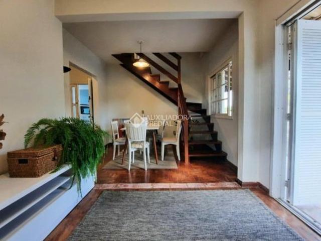 EXCELENTE CASA SOBRADO DE 3 DORMITÓRIOS E VAGA PARA ATÉ 3 AUTOMÓVEIS
