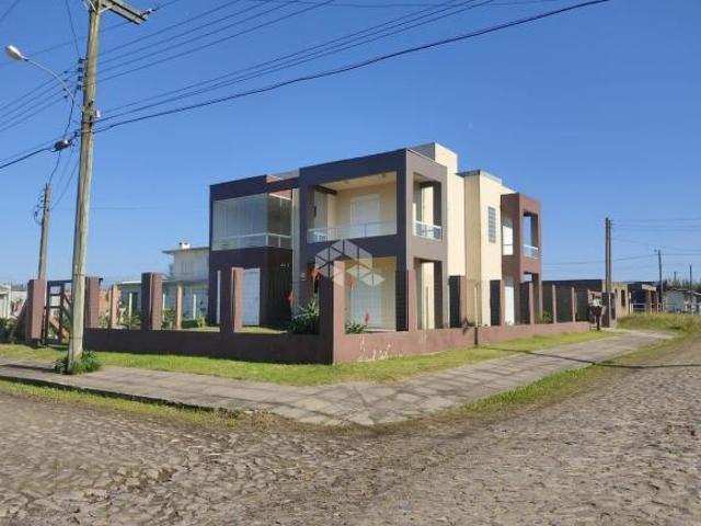 Excelente Casa Sobrado defronte ao mar em Capão Novo com 3 dormitórios e 3 banheiros