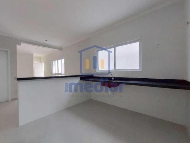 Excelente casa sobreposta alta, no bairro do Marapé Santos, com 135 m2, 3 suítes, amplo quintal e