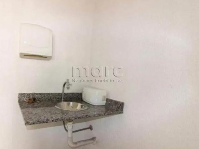 Excelente casarão com 144m² sendo 5 salas bem espaçosas, 2 banheiros no total e cozinha