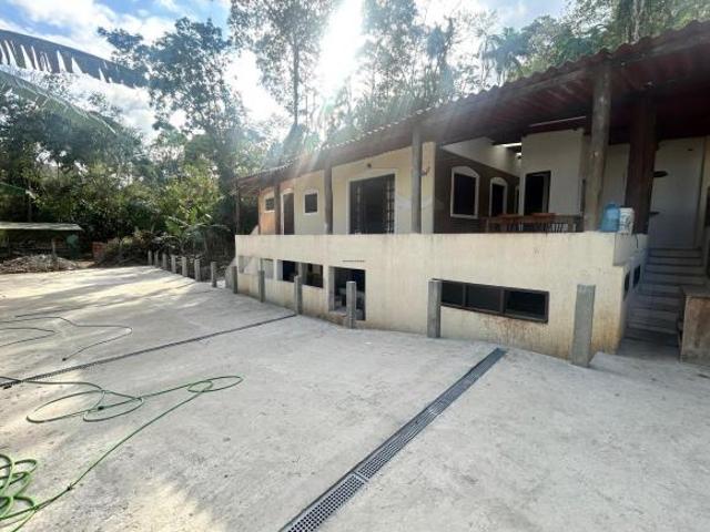 Excelente chácara à venda no bairro Perequê Mirim apenas 700 m da rodovia