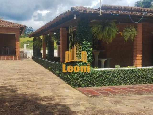 Excelente chácara a venda com 4 casas + piscina + churrasqueira