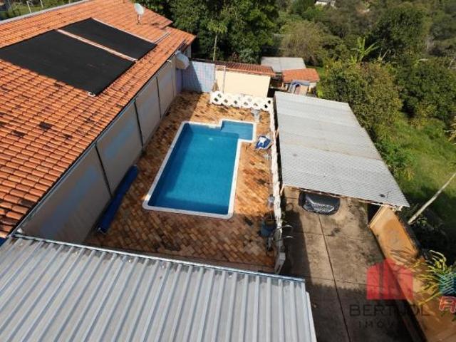 Excelente chácara à venda em Louveira com amplo terreno, muito verde e grande po