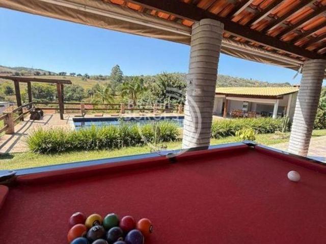 Excelente Chácara à venda, 5 quartos, 2 suítes, 6 banheiros, amplo espaço térreo