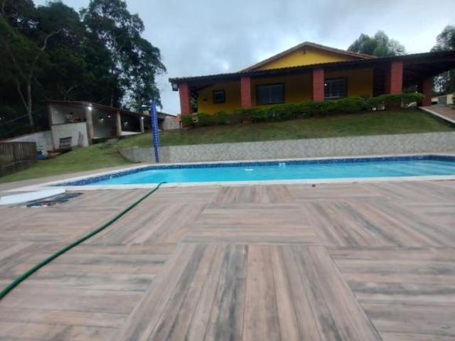 EXCELENTE CHÁCARA COM PISCINA E CASA AVARANDADA EM JUQUITIBA SP