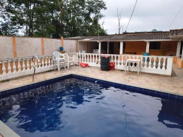 EXCELENTE CHÁCARA COM PISCINA ESTILO CASA BEM ESTRUTURADA, TERRENO TODO MURADO