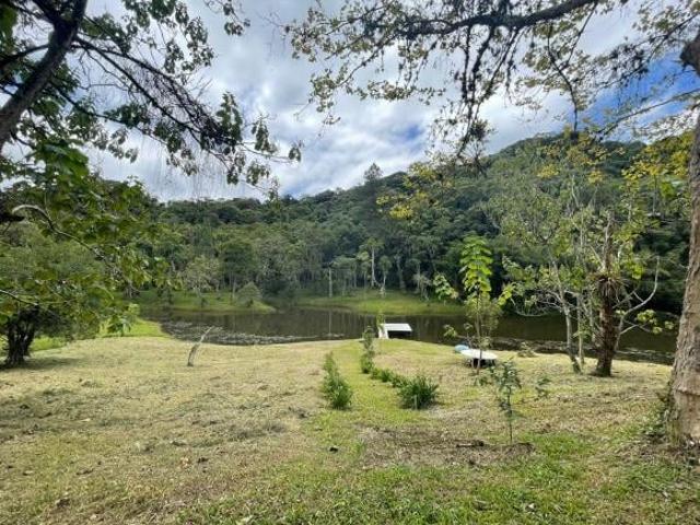 EXCELENTE CHÁCARA COM PISCINA NATURAL E LAGO, NASCENTE