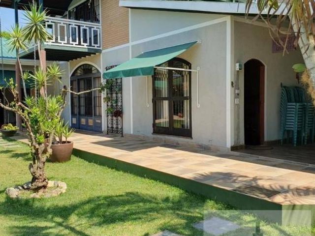 EXCELENTE CHÁCARA DE 1.400 M²/ CASA SEDE/PISCINA/ ESPAÇO GOURMET À VENDA EM CONDOMÍNIO FECHADO EM GU