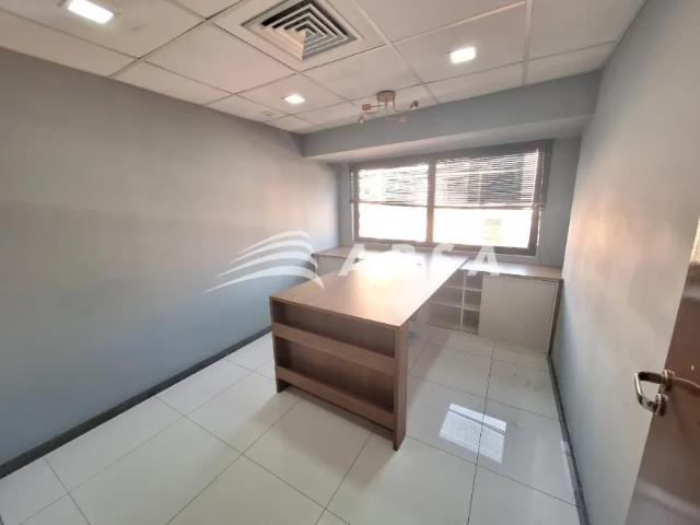 Excelente andar comercial localizado no centro do rio, com 243m². Composta por recepção, salas divid