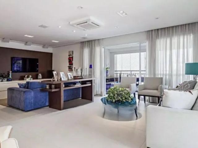 Excelente apto com 214m2, 4 dormts, Piscina coberta, 3 vagas mais depósito! 500mts Metrô Vl Mariana