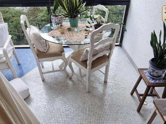 Excelente apto de fte com varanda 100 m da praia com 3 dormitórios sendo 1 suíte, sala ampla, com va