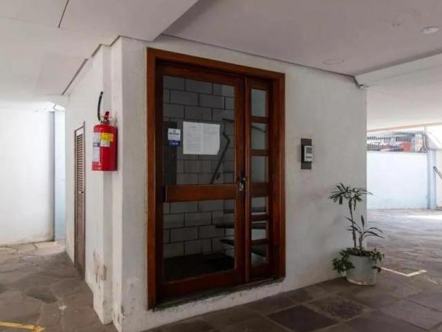 Excelente apto. no Bairro Partenon, com 52m2 de área útil, semi mobiliado, de 01 dormitório c/ uma v