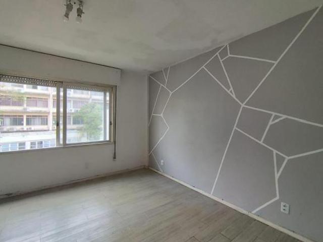 Excelente ap 1D com Suíte, cozinha planejada e banheiro reformado. Lima e Silva, centro P. Alegre