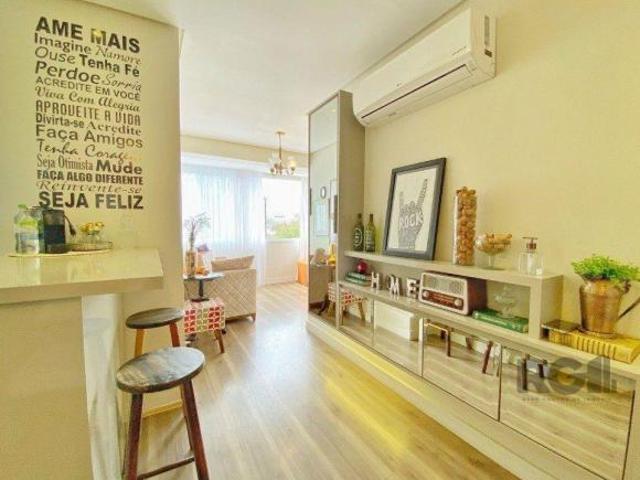 Excelente apartamento 1 dormitório com suíte, lavabo e vaga coberta
