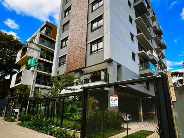 Excelente apartamento 2 dormitórios com sacada e vaga coberta no Petrópolis