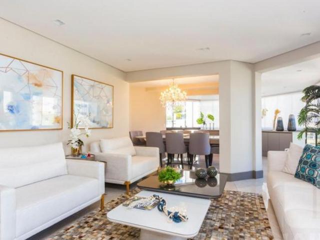 Excelente apartamento com varanda em rua arborizada, 210 m2 e 3 vagas, próximo ao Shopping