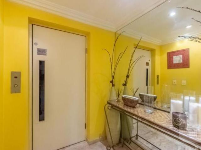 Excelente apartamento com varanda, rua arborizada, 210 m2 e 3vagas, próximo ao Shopping