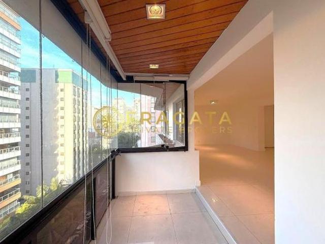 Jardim América | Apartamento à venda próximo à Oscar Freire com 3 quartos, suíte, varanda e 1 vaga